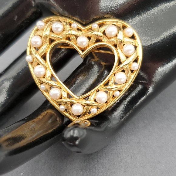 Monet | Jewelry | Monet Gold Tone Pearl Heart Brooch | Poshmark